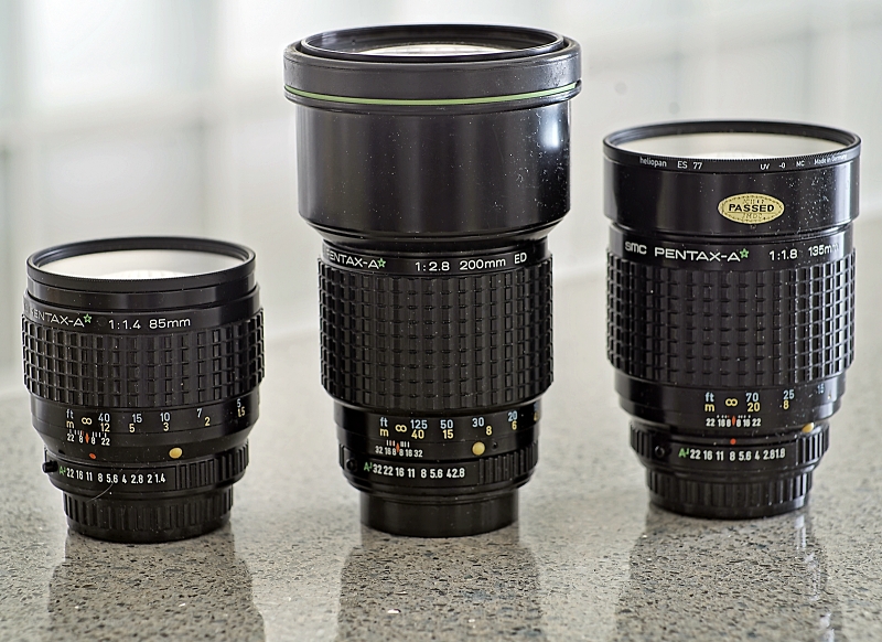 Asahi Optical Co. star trinity: SMC Pentax-A* 85/1.4 135/1.8 200/2,8 ED ...