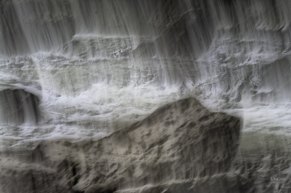 Le rocher sous la pluie dans la rivière - The rock in the rain in the ...